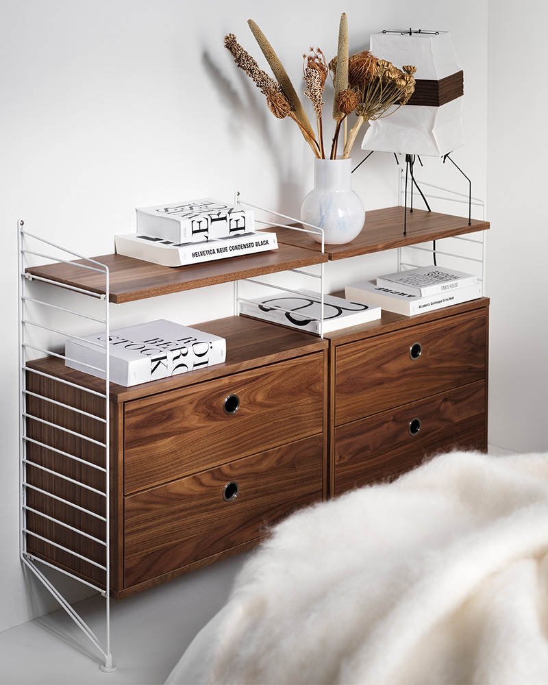 La bibliothèque basse 85 x 120 de String, ergonomique et ultra fonctionnel